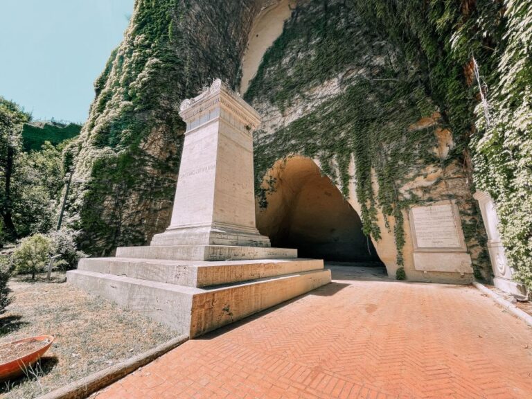 La tomba di Virgilio e di Leopardi a Napoli - Liberamente Traveller